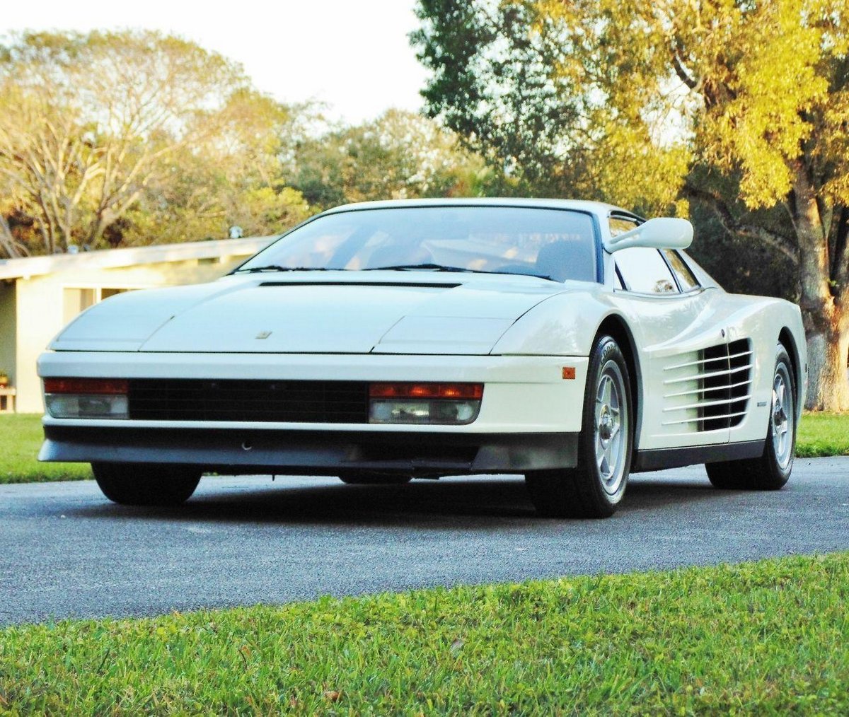 All’asta su Ebay la Ferrari Testarossa della serie televisiva Miami ...