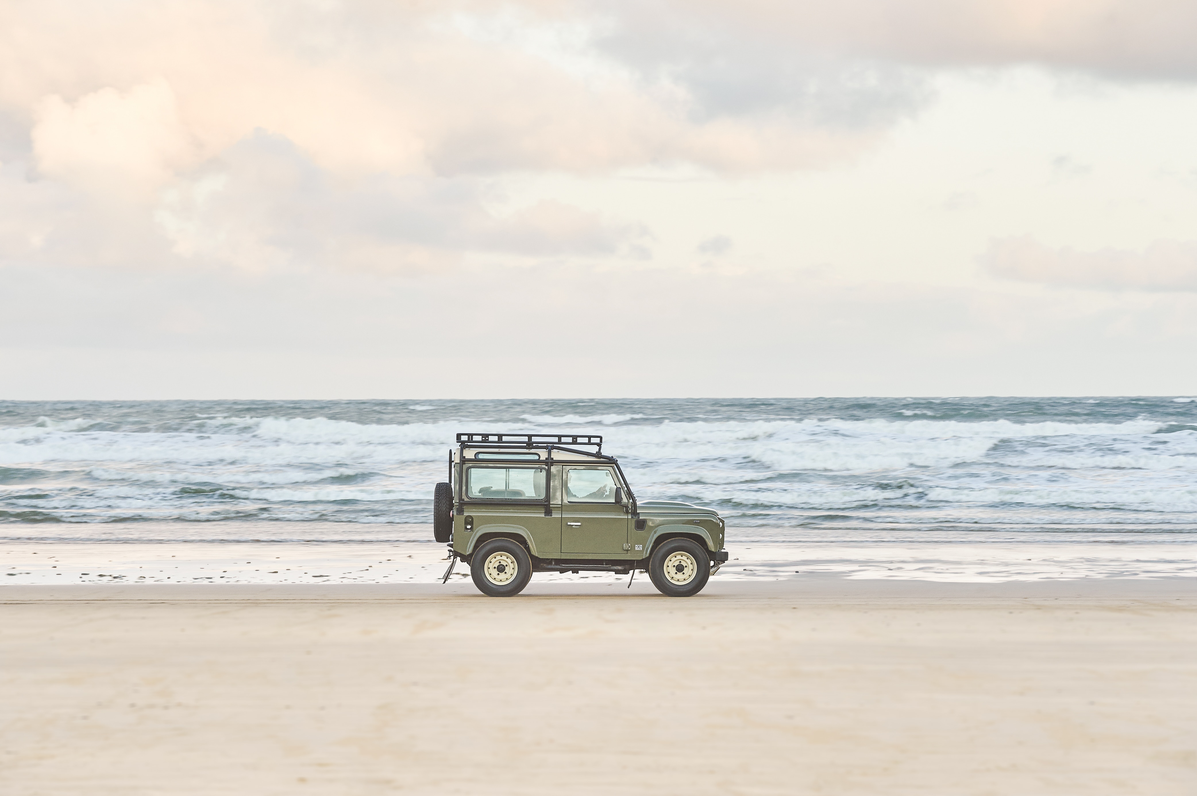 Land Rover Classic Defender V8 by Works Bespoke, il nuovo restomod ...