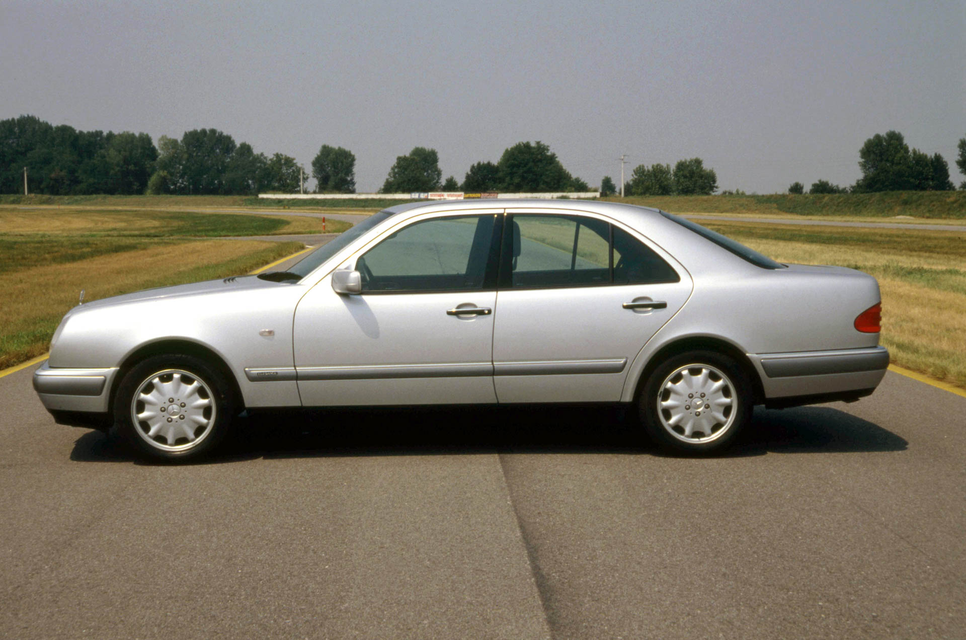 Mercedes-Benz Classe E W210: i 25 anni del "4 fari" - Ruoteclassiche