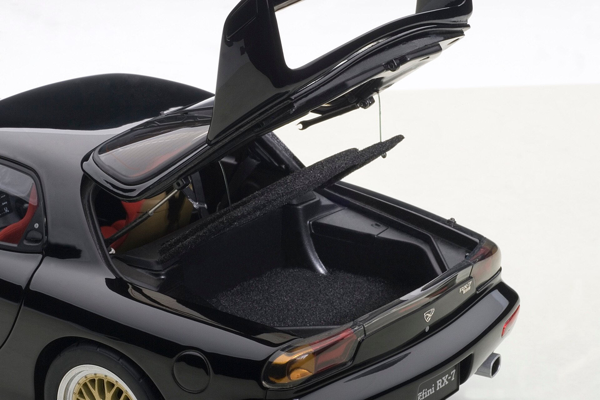 Efini Mazda RX7 in scala 1:18 - Ruoteclassiche