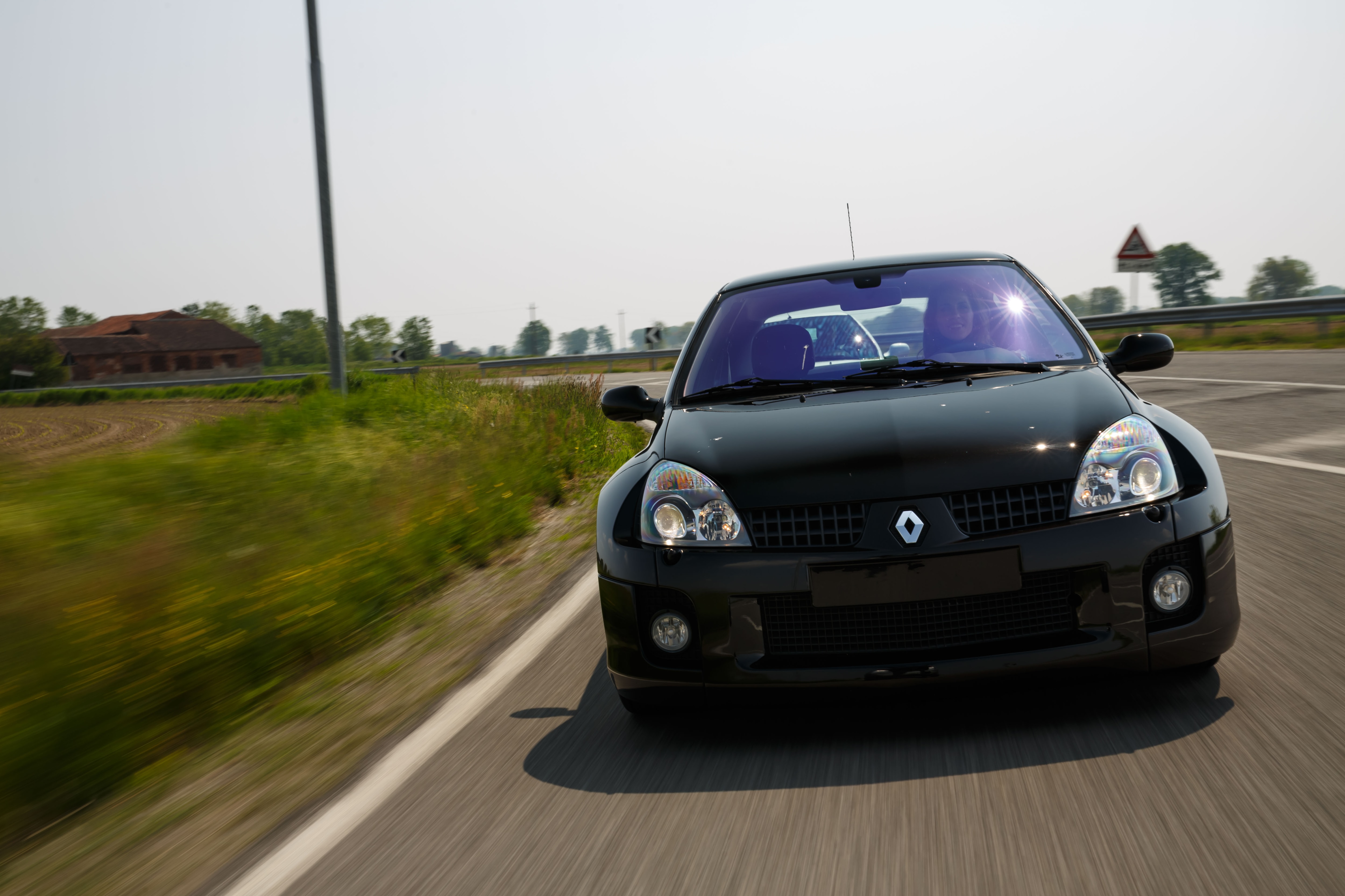 Piccole bombe francesi: Renault Clio V6, la pazzia al potere ...