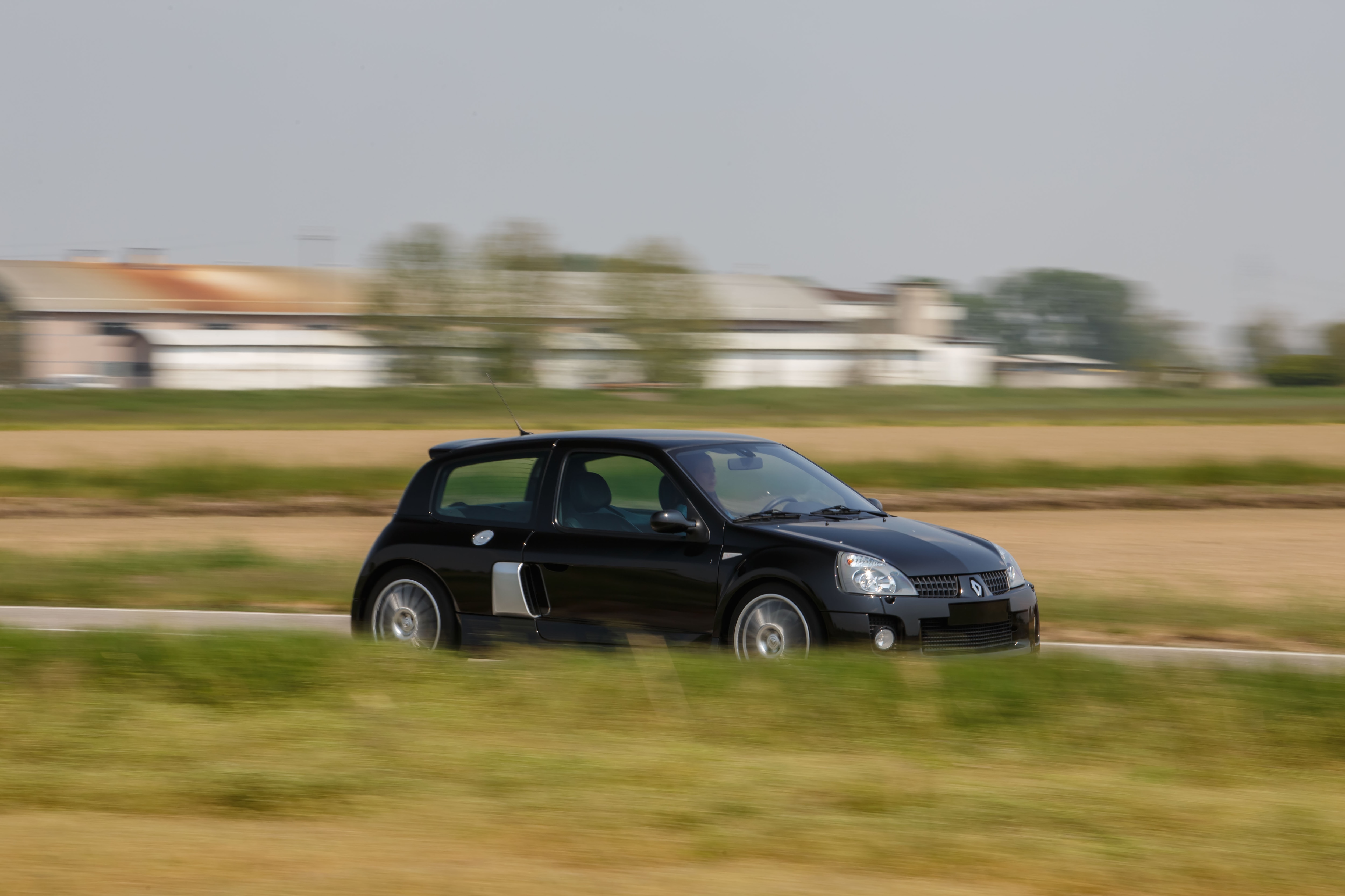 Piccole bombe francesi: Renault Clio V6, la pazzia al potere ...