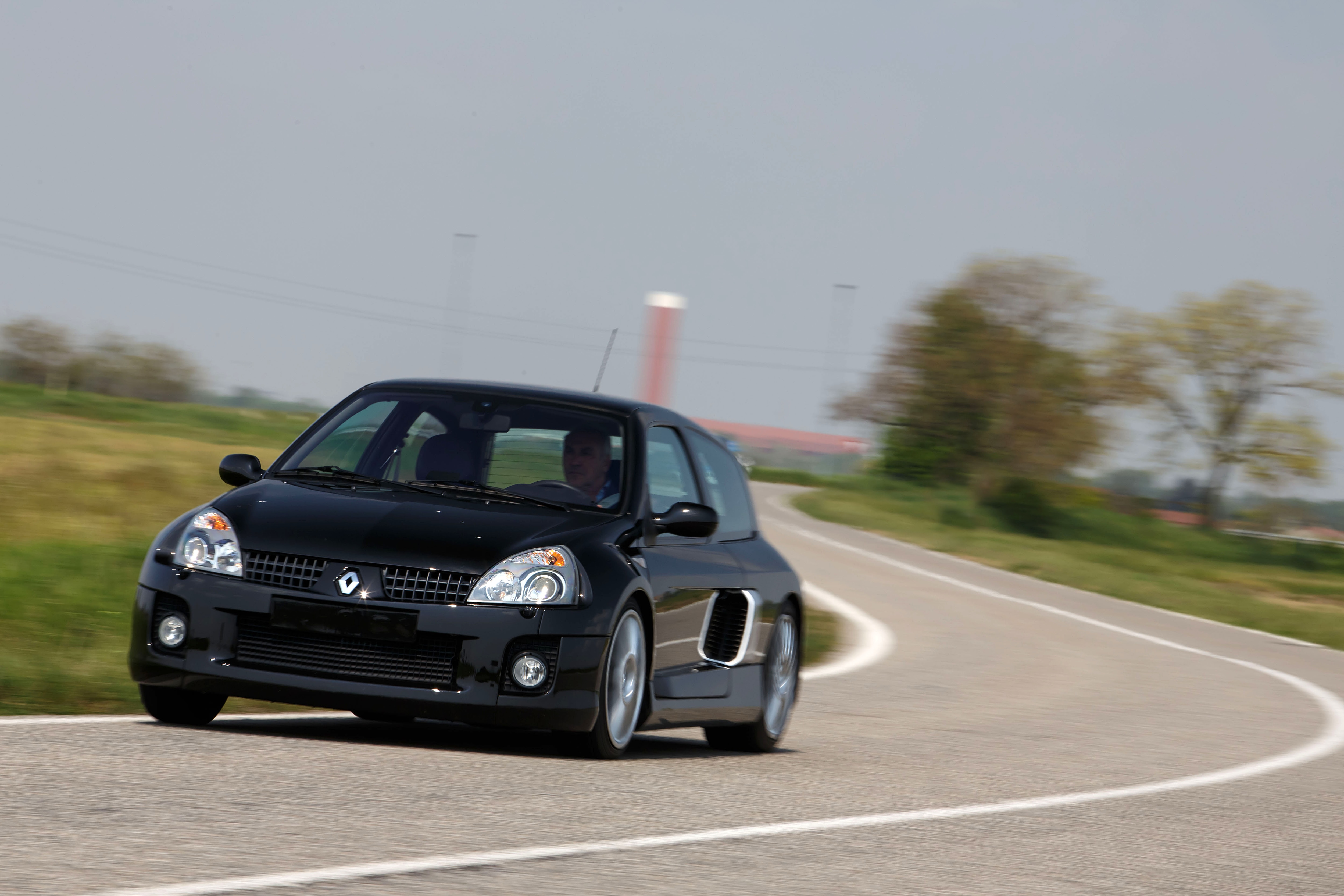 Piccole bombe francesi: Renault Clio V6, la pazzia al potere ...