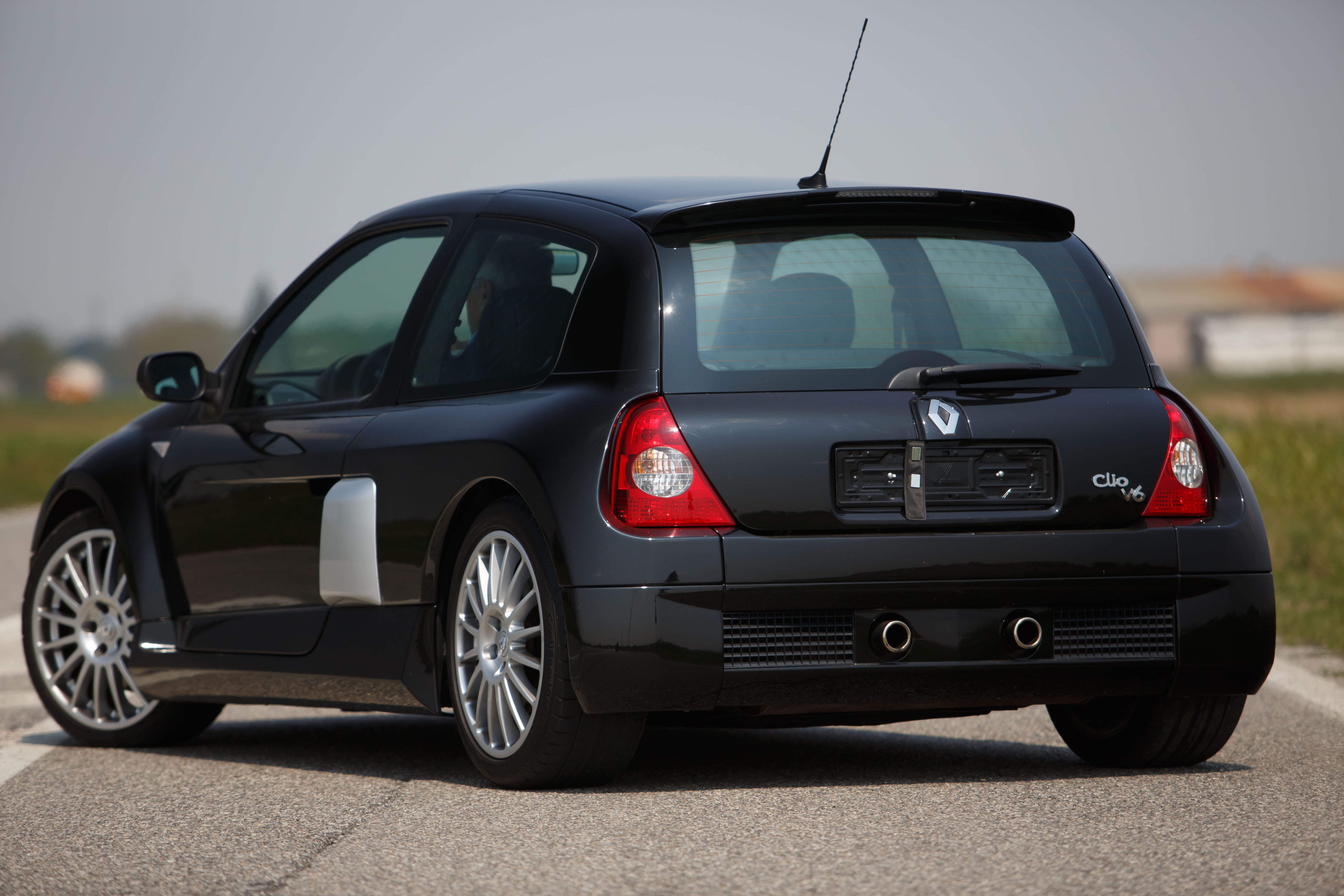 Piccole bombe francesi: Renault Clio V6, la pazzia al potere ...