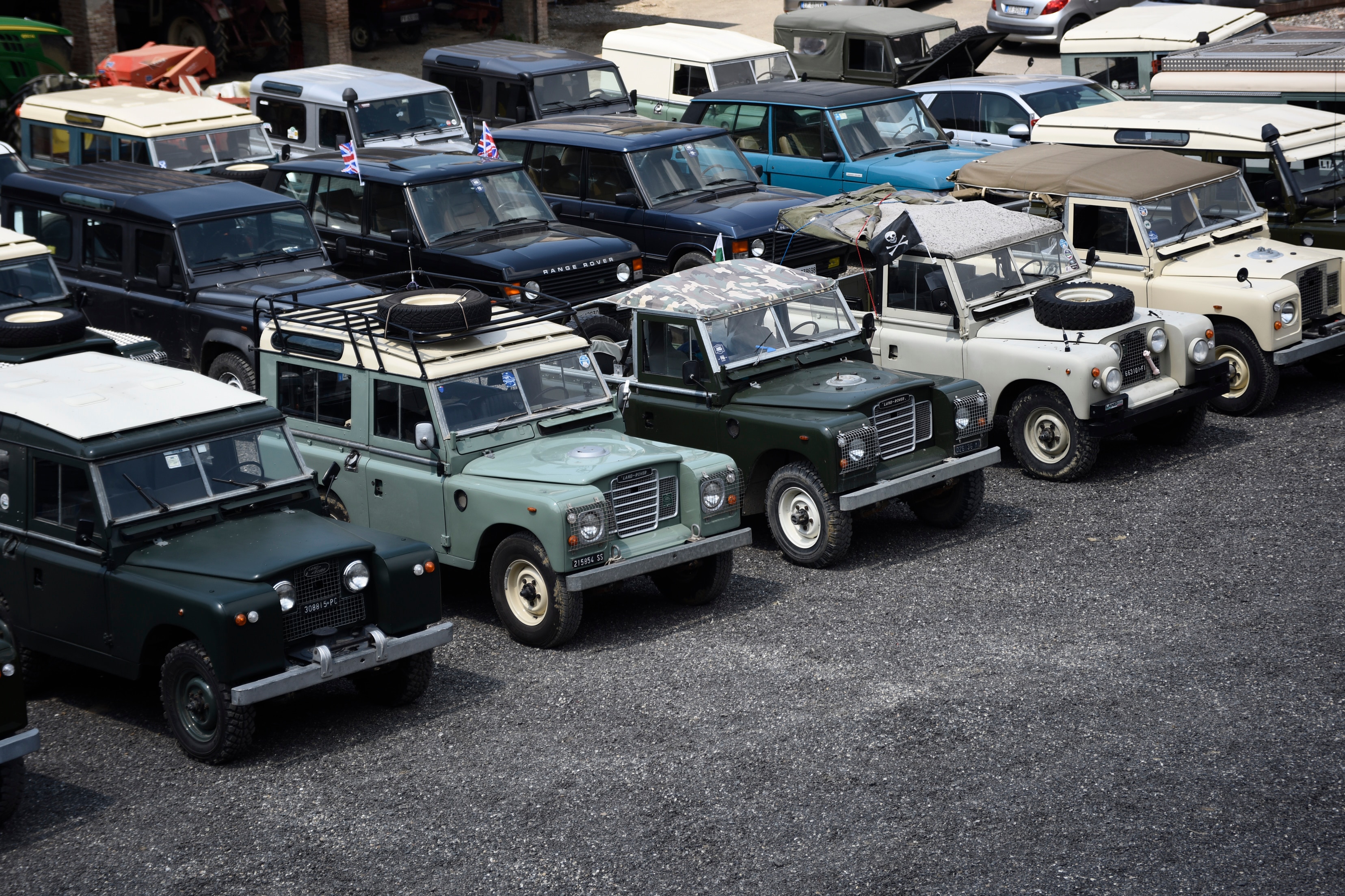 [Raduni] 70 anni Land Rover, scampagnata nell'Oltrepò Pavese ...