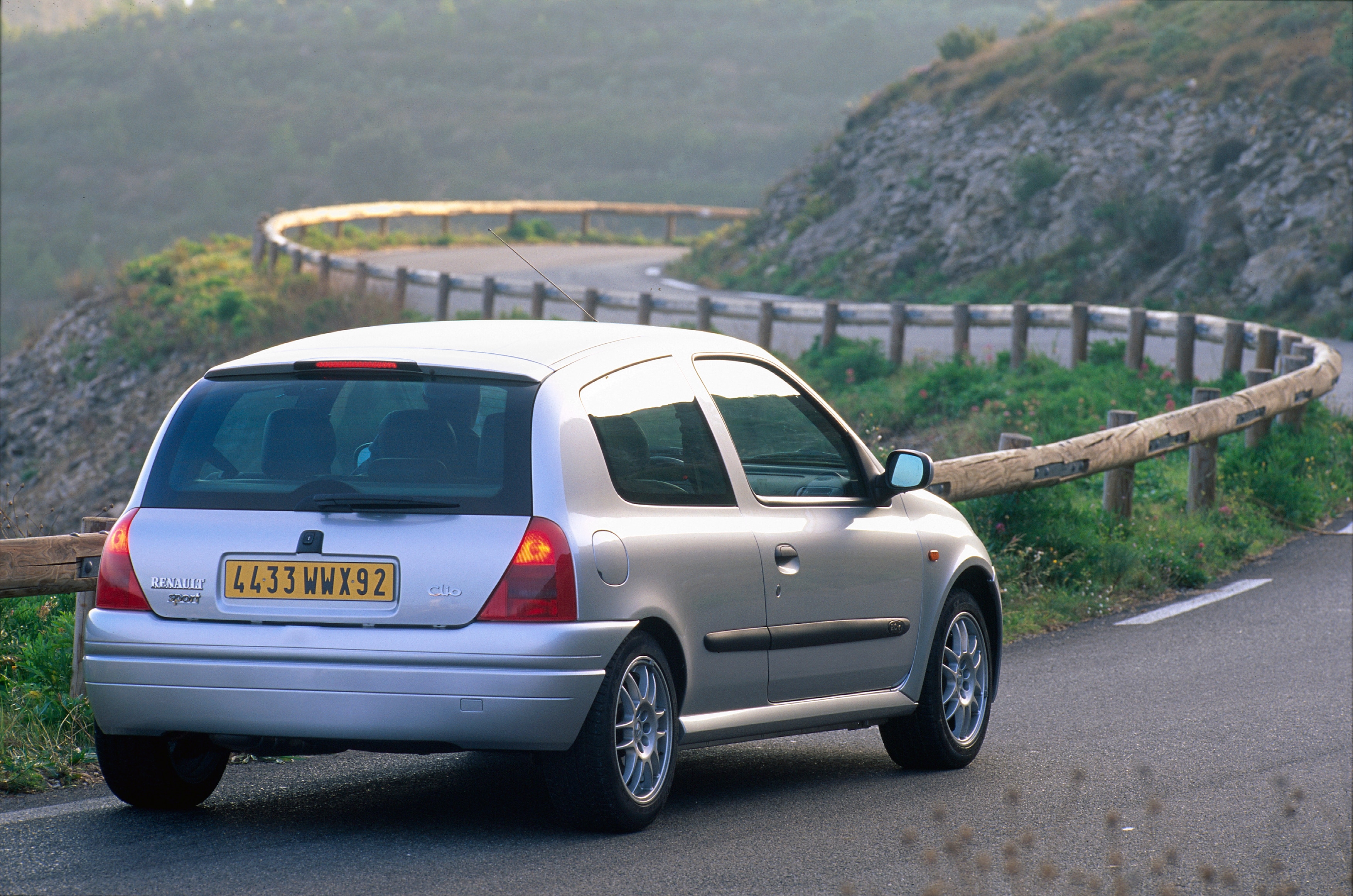 Piccole bombe francesi: Renault Clio RS, la prima vera Renault Sport ...