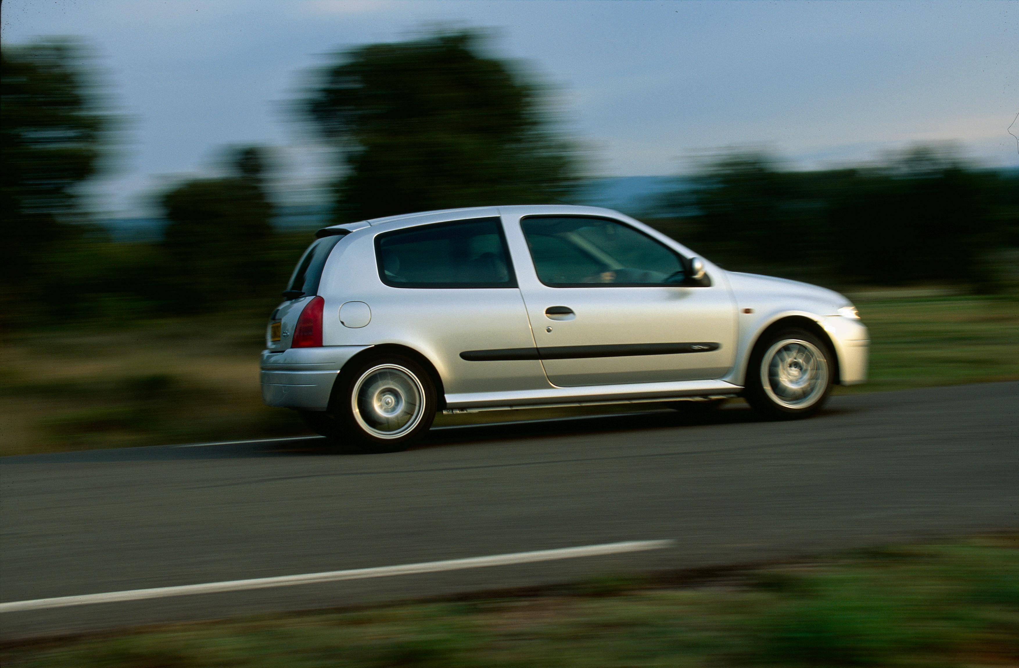 Piccole bombe francesi: Renault Clio RS, la prima vera Renault Sport ...